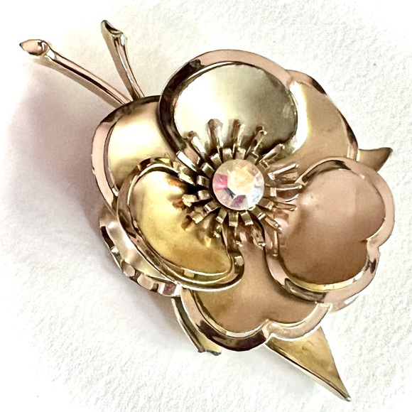 Vintage | Jewelry | Vintage Flower Brooch Gold Metallic Rhinestone ...